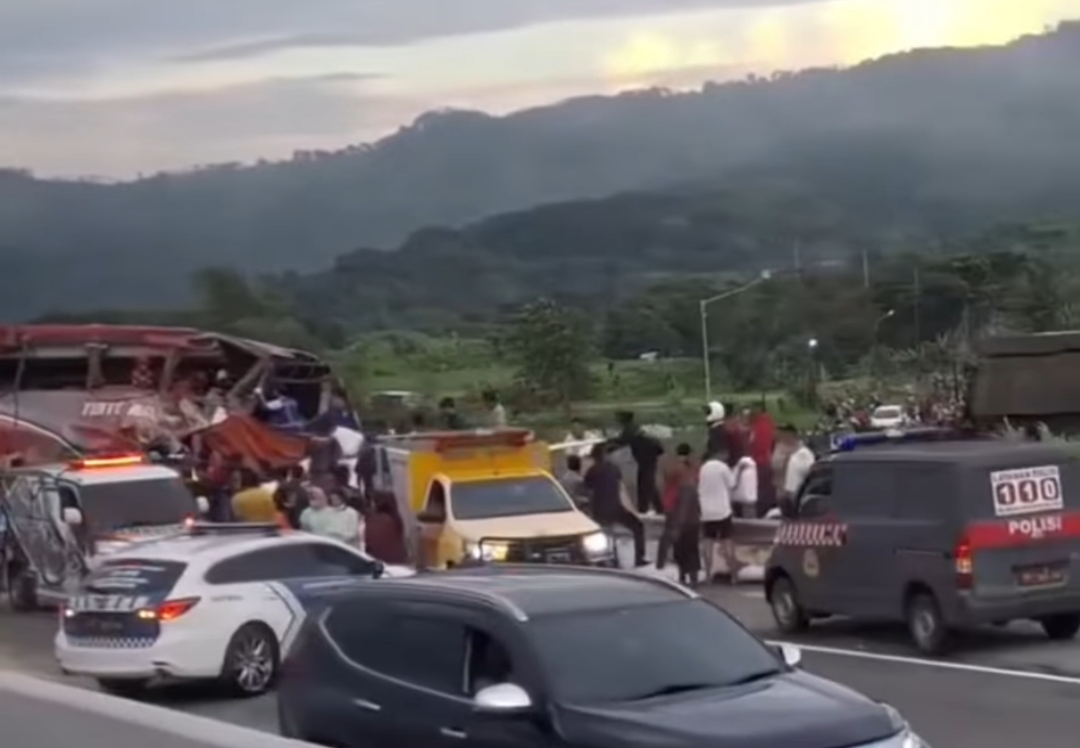 Kecelakaan Maut Bus Rombongan Siswa SMP IT Darul Qur'an Mulia Putri asal Bogor Menabrak Truk ...